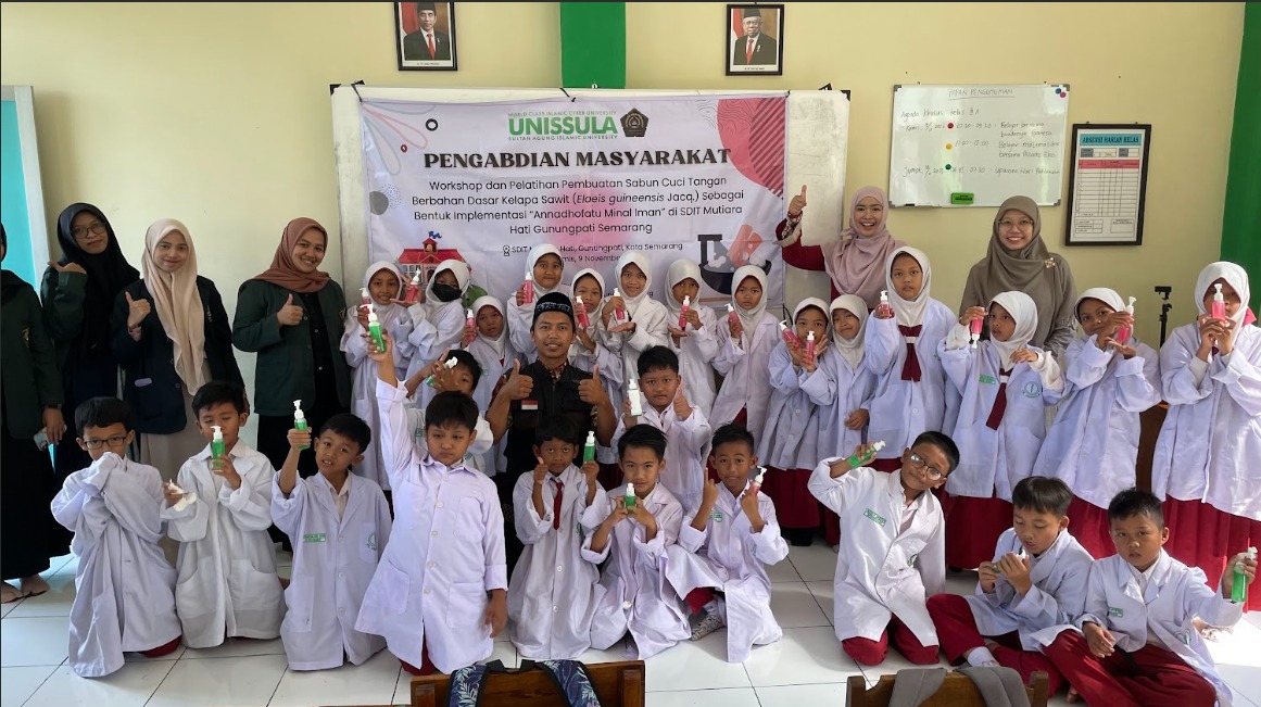 Dosen Farmasi Unissula Gelar Workshop Pembuatan Handsoap - U Gateway